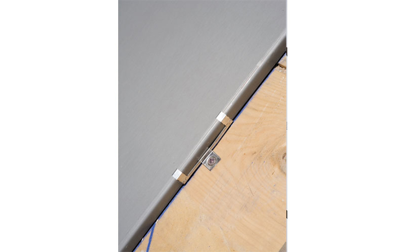 Pattes monovis VMZINC, système de fixation pour Joint debout en zinc