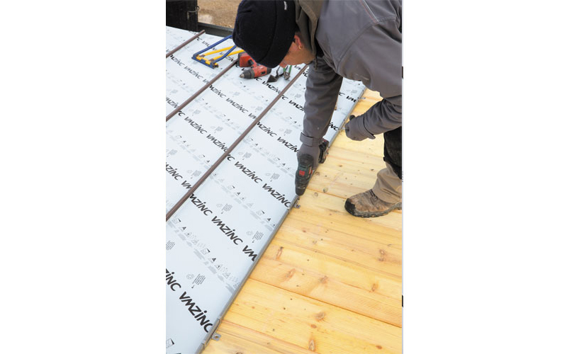 Pattes monovis VMZINC, système de fixation pour Joint debout en zinc