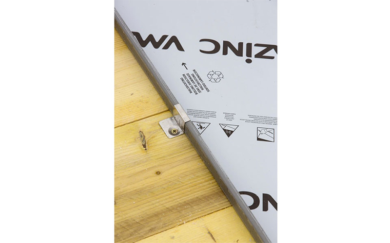 Pattes monovis VMZINC, système de fixation pour Joint debout en zinc