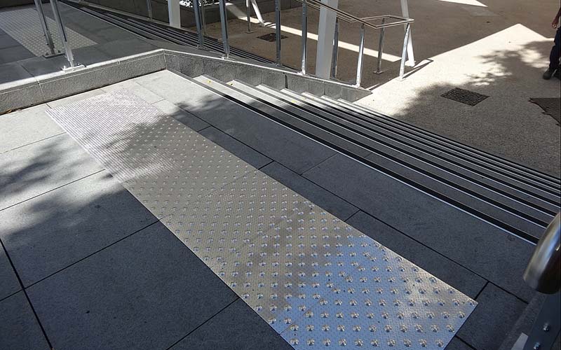 Dalle podotactile aluminium